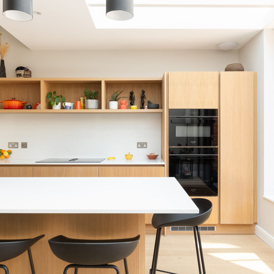 A Scandi-Inspired Take on Tradition With Handleless Cabinetry & Flat ...